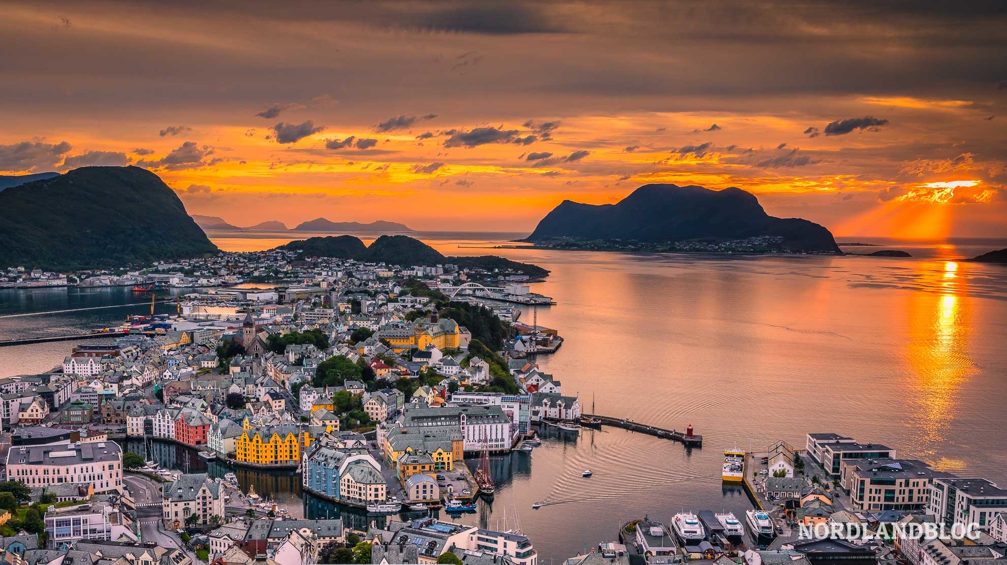 Populäres Panorama: Blick vom Aksla auf Ålesund (Norwegen)